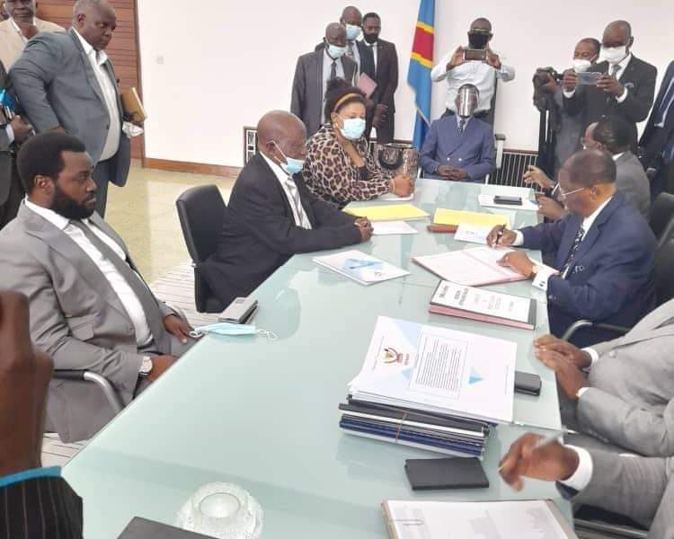 Sénat : Thambwe Mwamba présent à la remise et reprise avec le bureau d ...