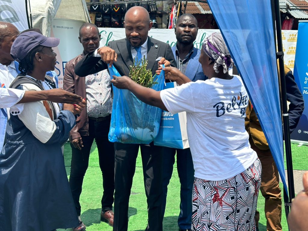 Tshangu : Patrick Muyaya parrain de la Banque alimentaire « Les ...