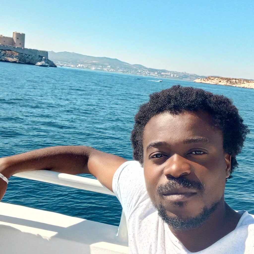 Israël Nzila, la voix poétique du Congo couronnée par le Prix Théâtre ...