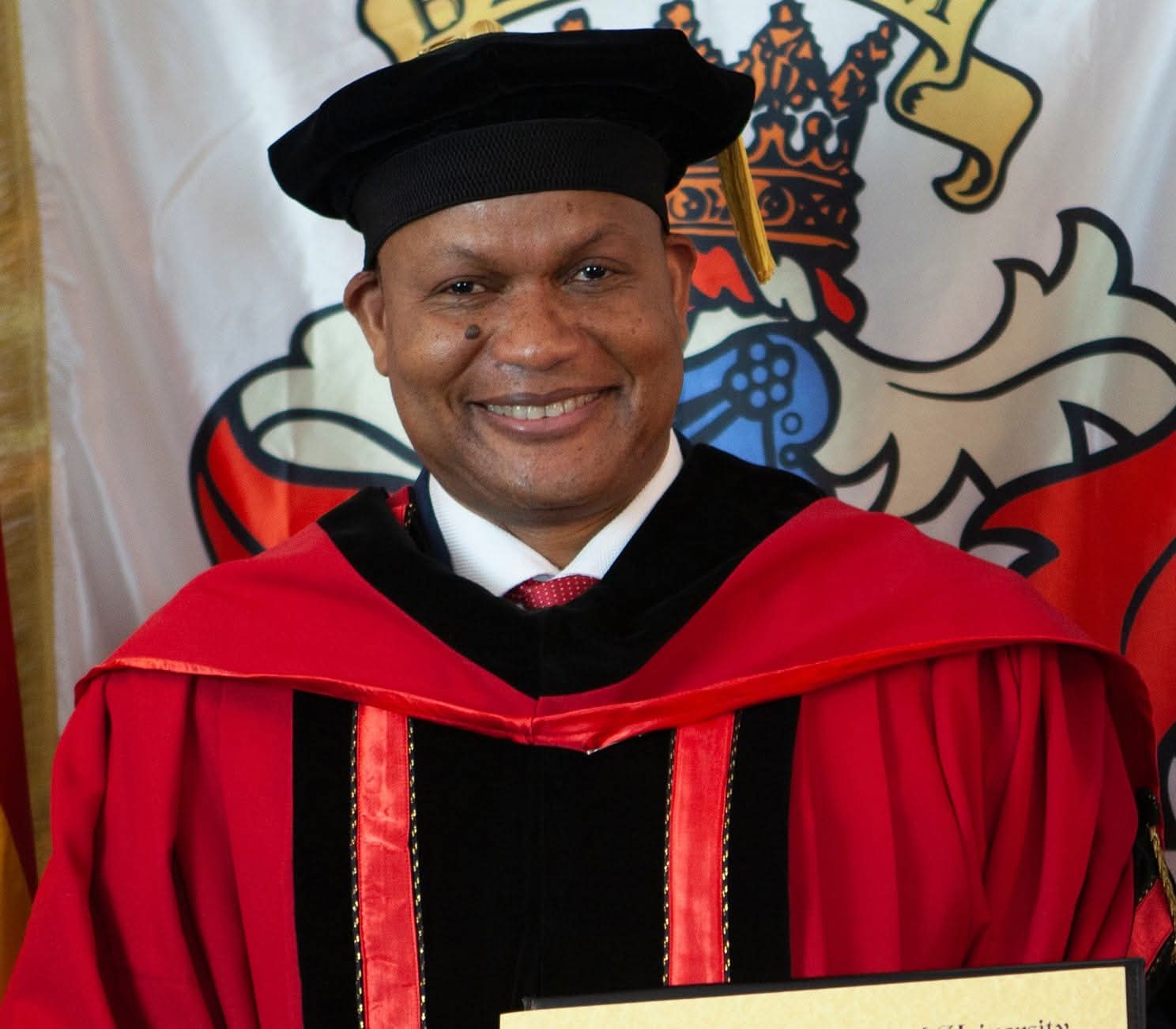 Reconnaissance internationale : Pourquoi le doctorat de Dori Dumbi ne ...